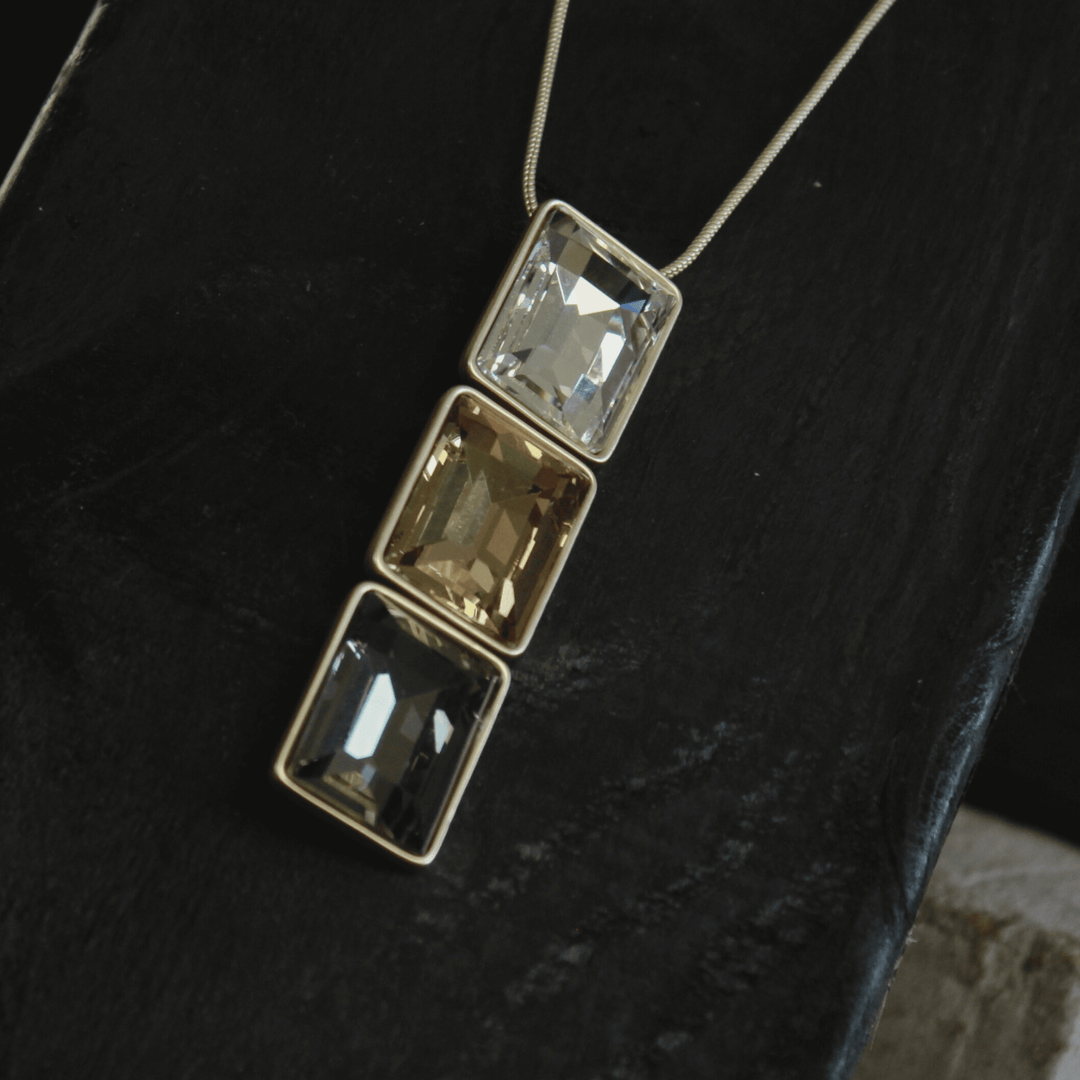 Audrey IN:STORE Collier ajustable 3 pierres Plaqué or – Dansk Copenhagen